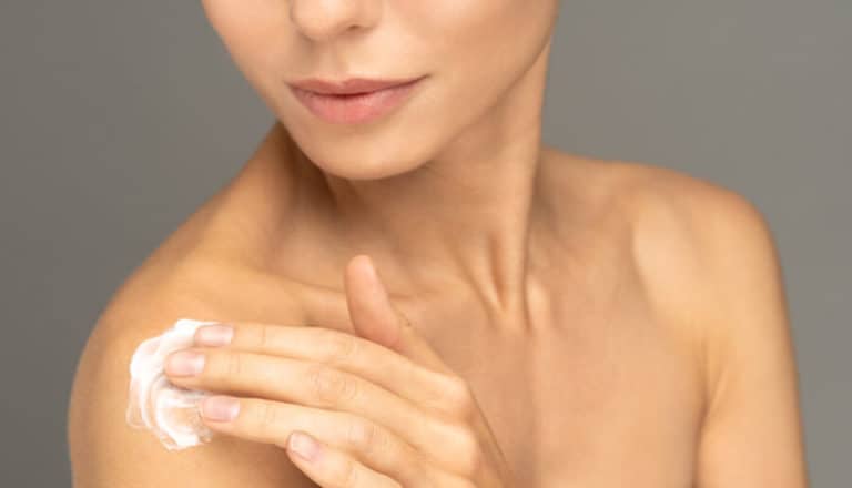 Passar protetor solar à noite: é preciso ter esse cuidado?